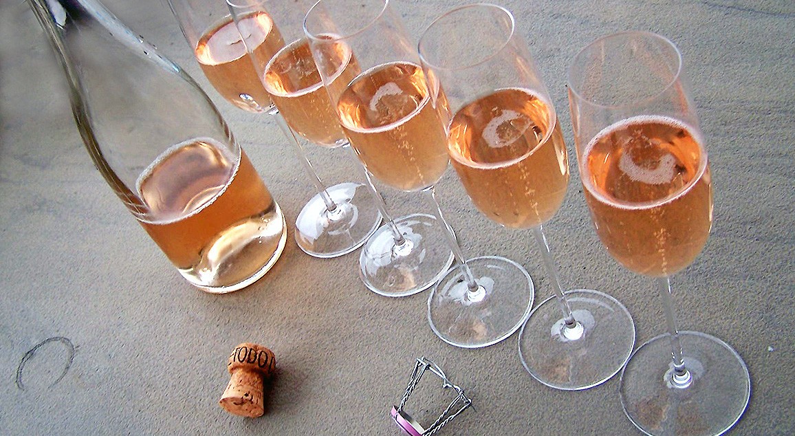 Sparkling Wine vs. Champagne: Key Differences - Cali Coast Wine Country